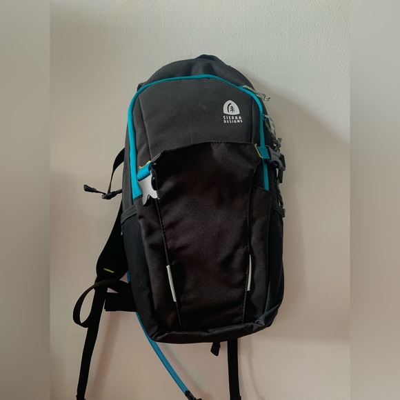 High Sierra | Bags | Sierra Designs Bear Peak Hydration Pack Black New ...